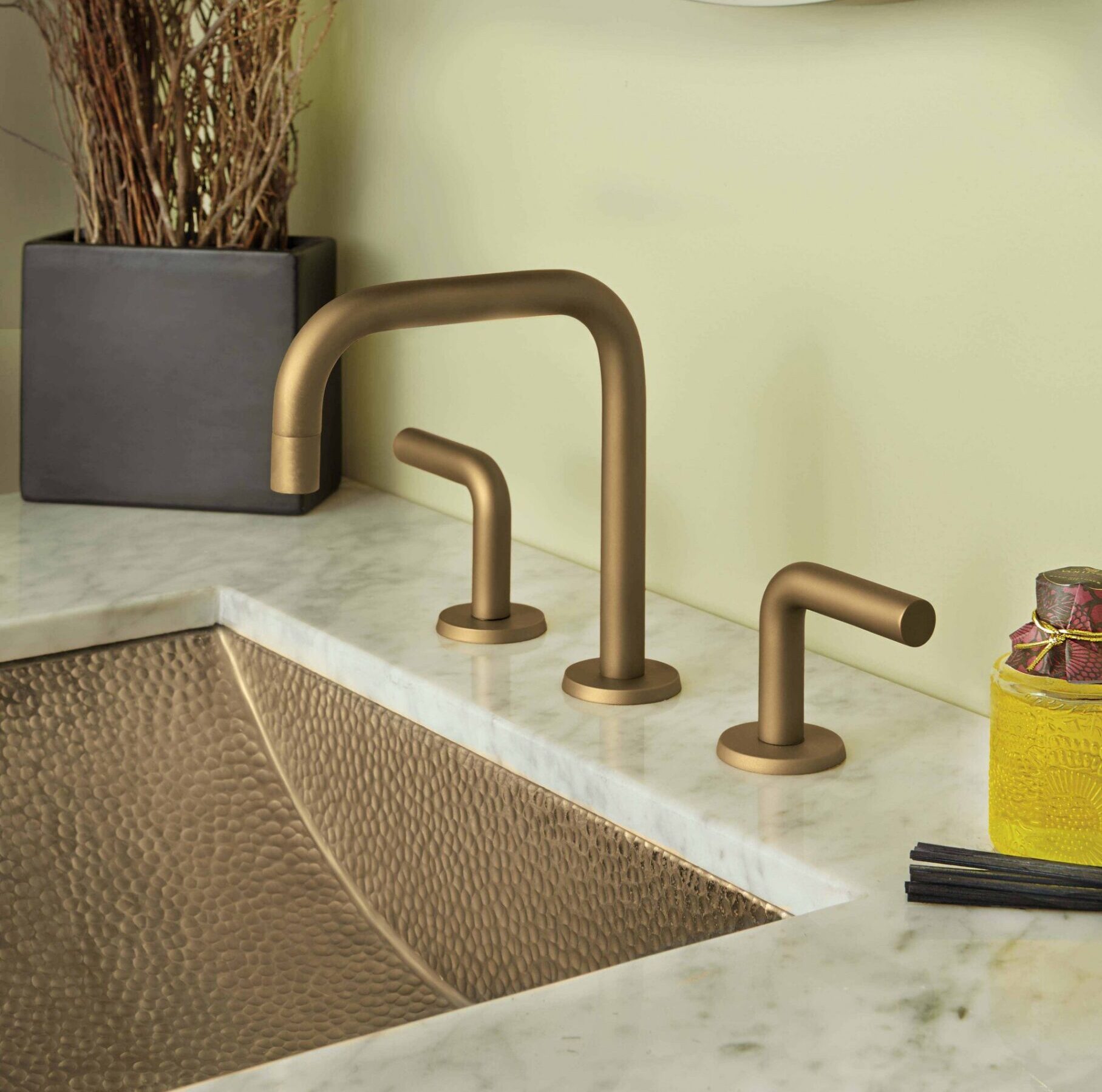 Choose a Bathroom Faucet